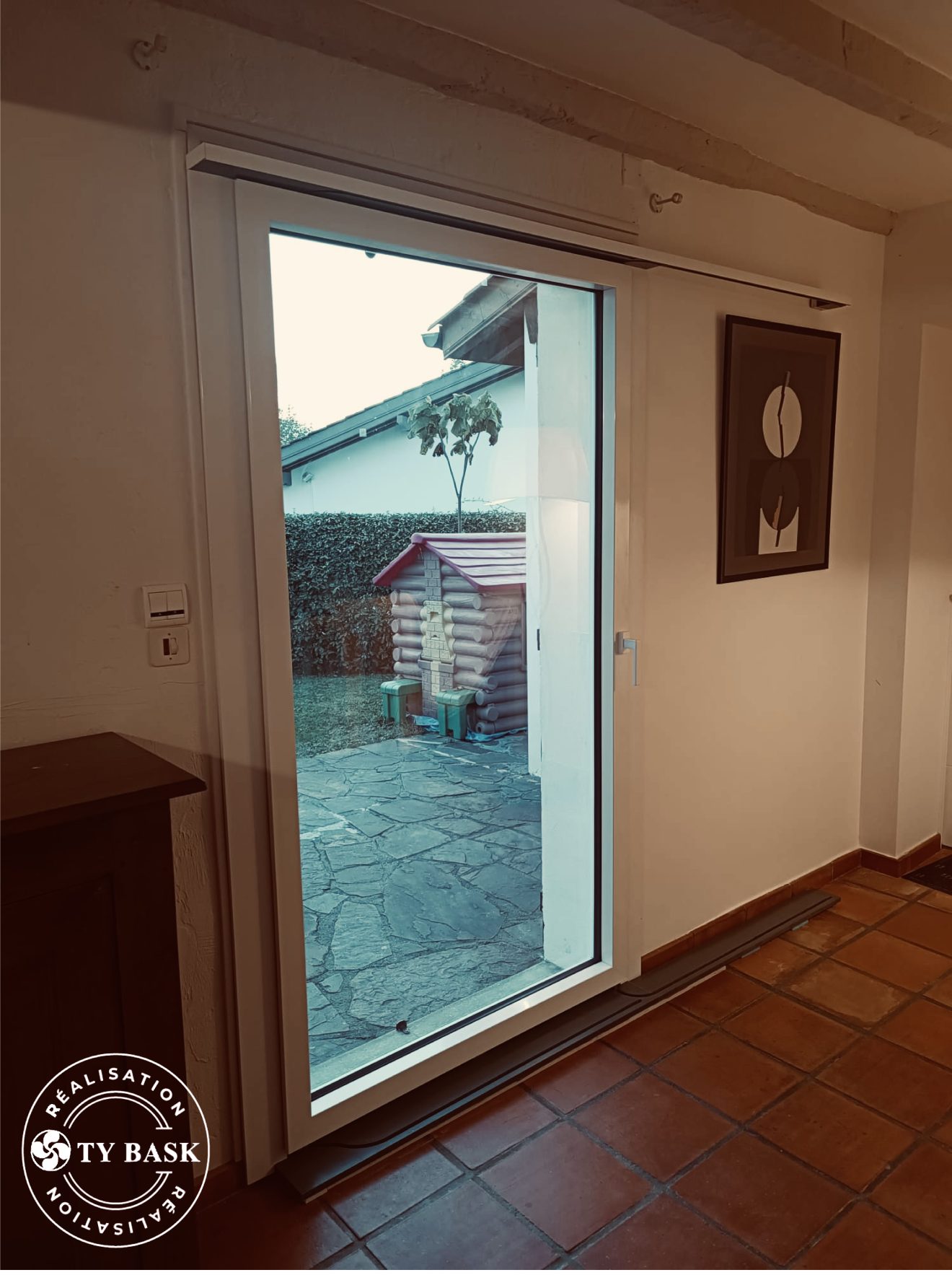 Pose d’une baie coulissante aluminium M3D.s : accès PMR intégré ...